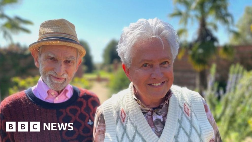 East Ruston Old Vicarage and garden to be left to charity - BBC News