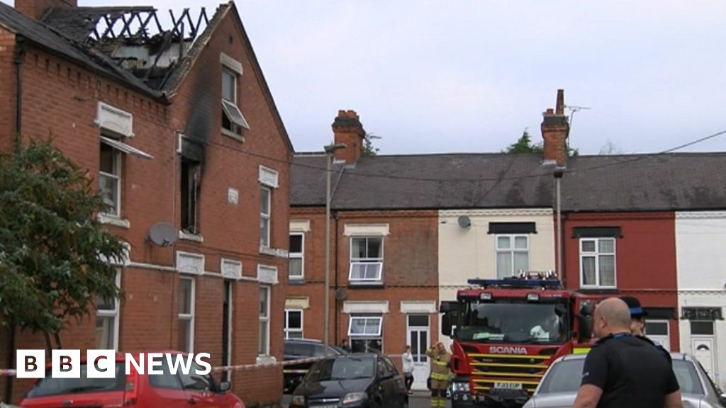 Burning house rescue: Two men injured in Leicester fire - BBC News