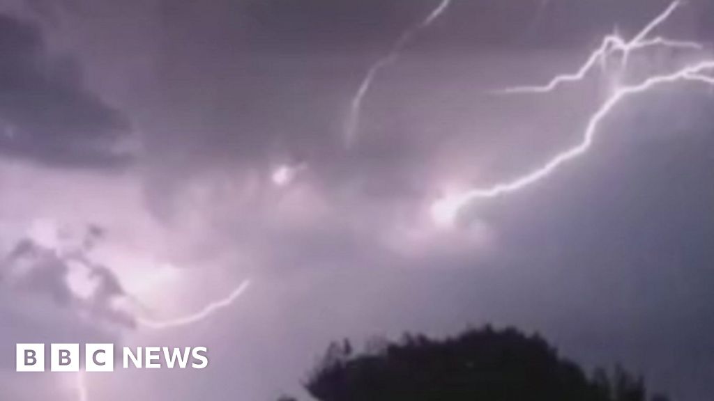 As many as 19,525 lightning strikes in the UK over 34 hours - BBC News