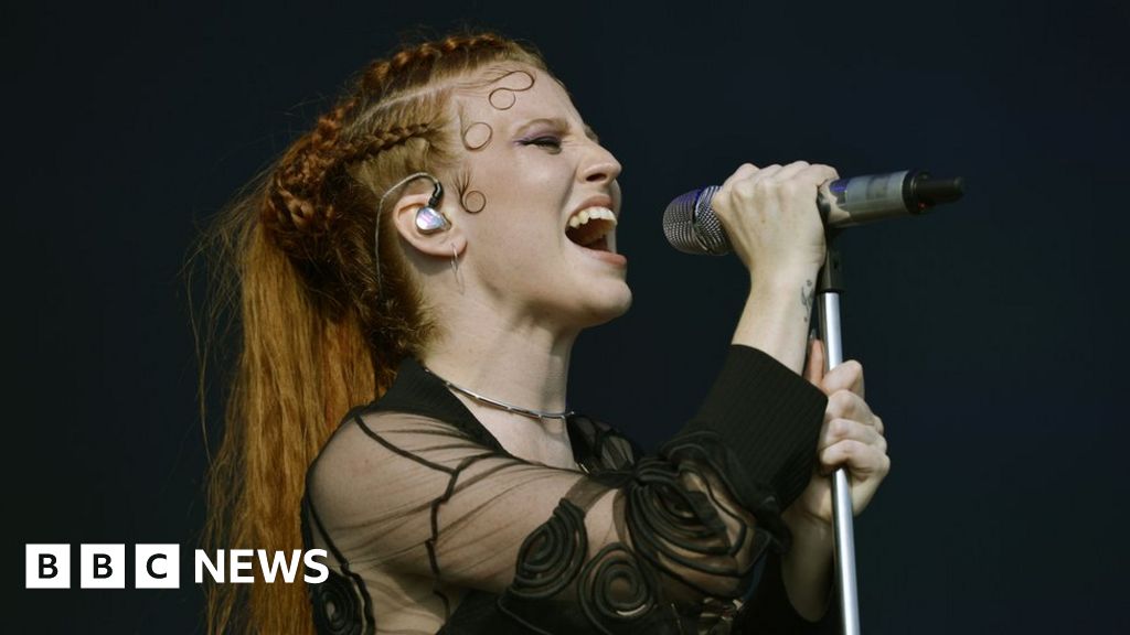 Jess Glynne and Fatboy Slim to headline Wildlife festival - BBC News