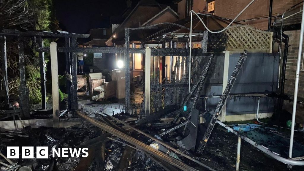 Chelmsford homes evacuated as fire rips through gardens - BBC News