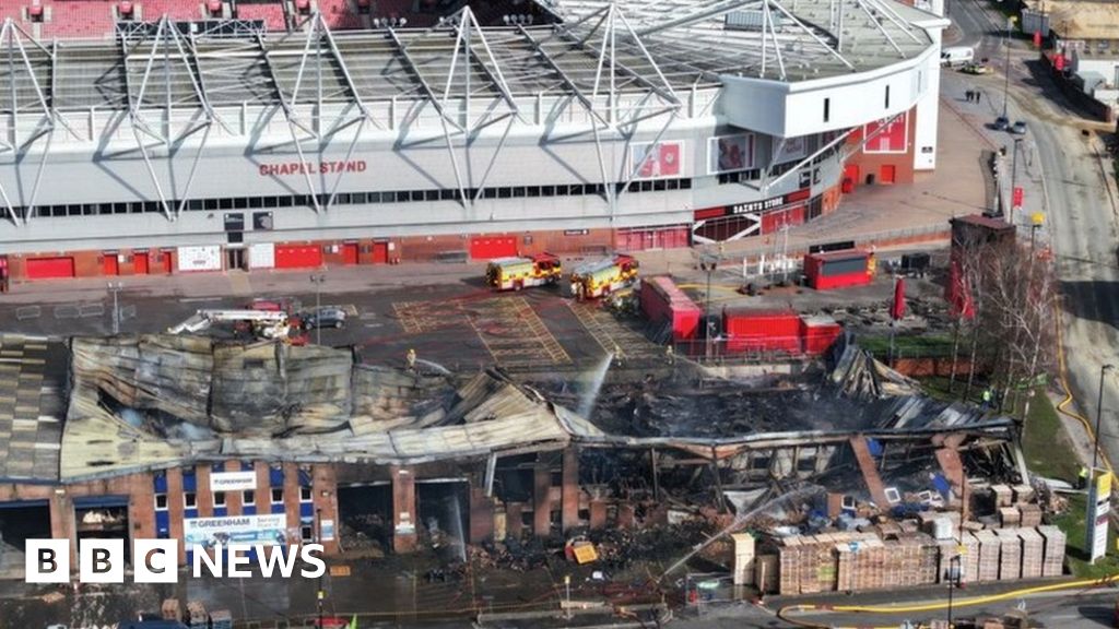 Southampton fire: Firefighters scale down blaze response - BBC News