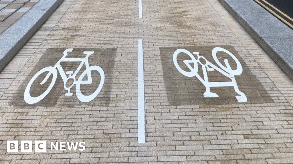 Wirral cycle lane scheme approved by councillors - BBC News