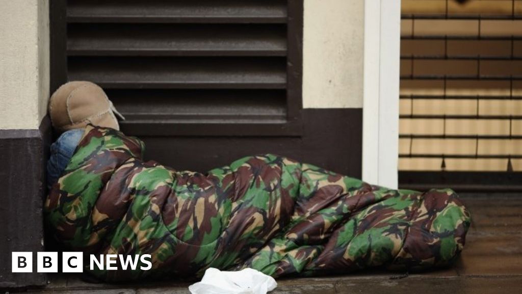 New £30m fund to help rough sleepers - BBC News