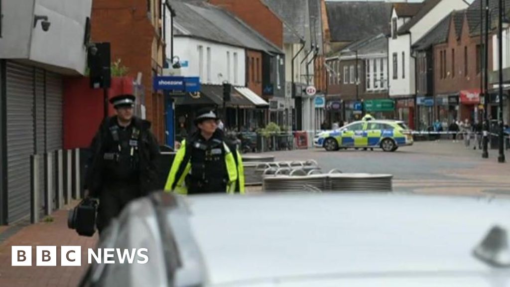 Nuneaton murder investigation launched after man stabbed - BBC News