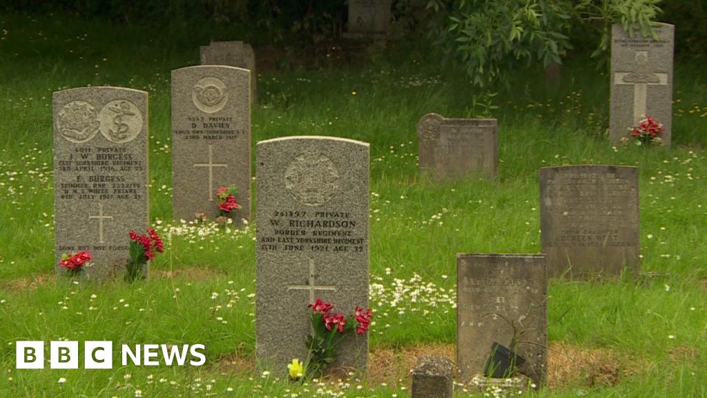 Mystery over flower tributes on Hull Western Cemetery war graves - BBC News