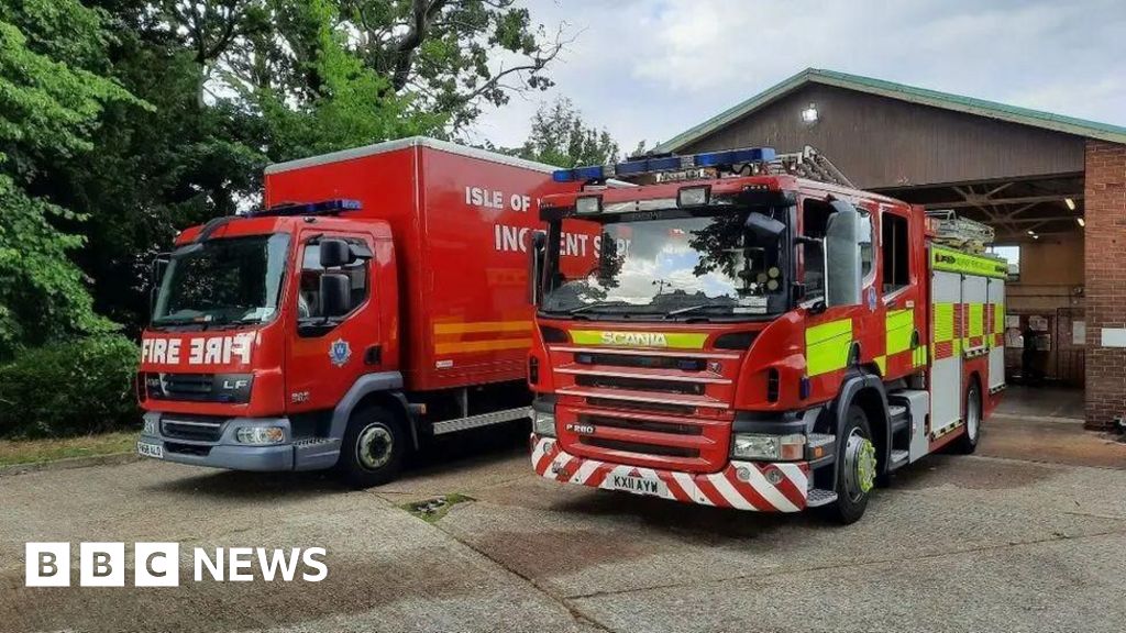 East Cowes fire station building plans get go ahead - BBC News
