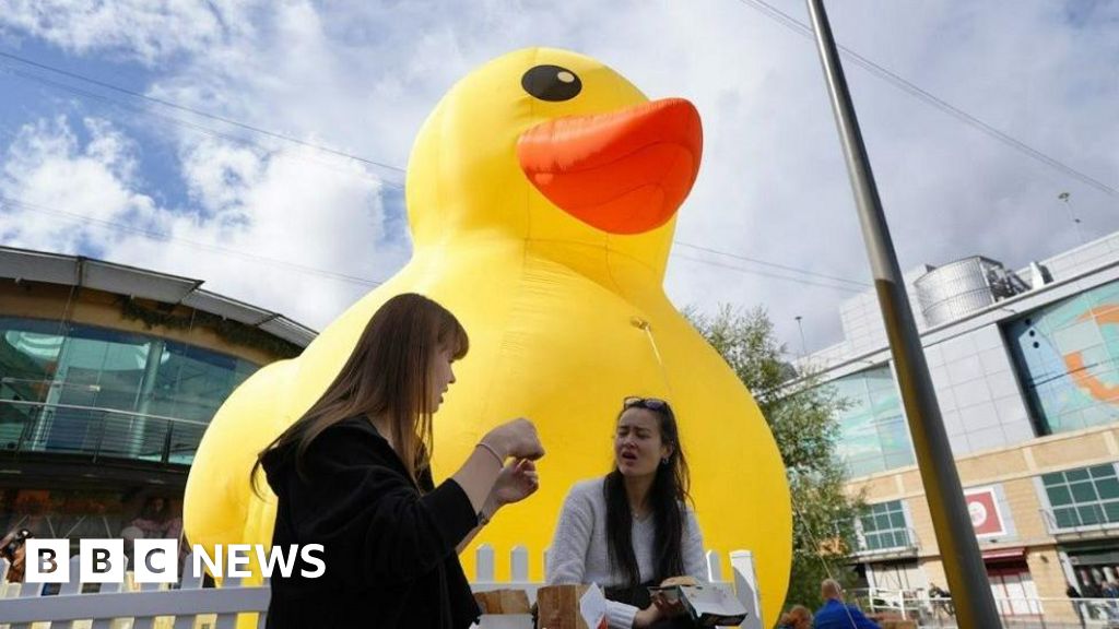 More than 4,000 people turn out for rubber duck race in Reading