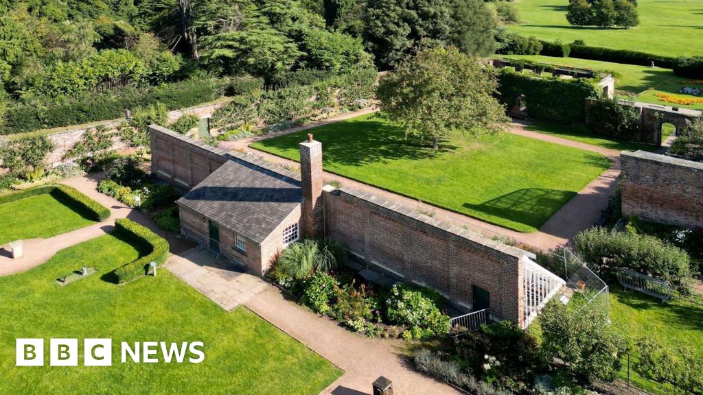 Barnsley's Cannon Hall gets £55,000 grant for wall repair - BBC News