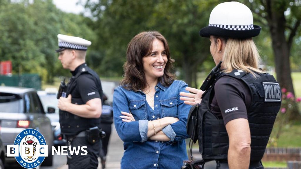 Vicky McClure visits police in Birmingham - BBC News