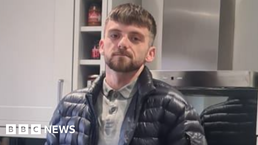 Leeds man jailed for Facebook posts encouraging hotel violence - BBC News