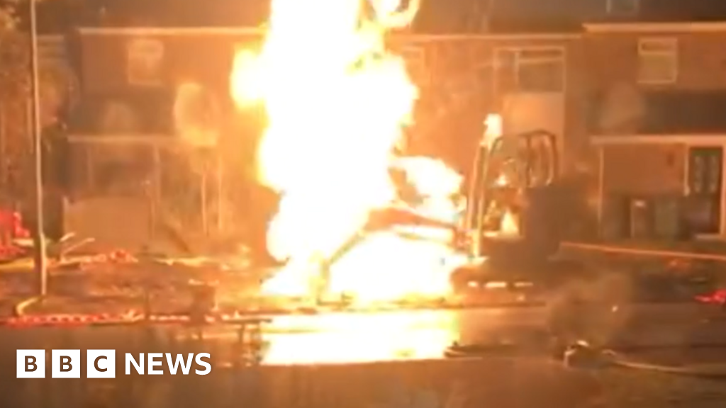 Winslow residents still without gas week after mains fire - BBC News
