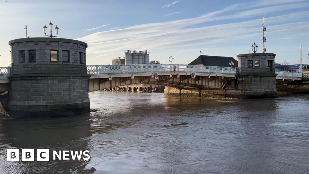 Haven Bridge reopens ending three-month boat blockade - BBC News