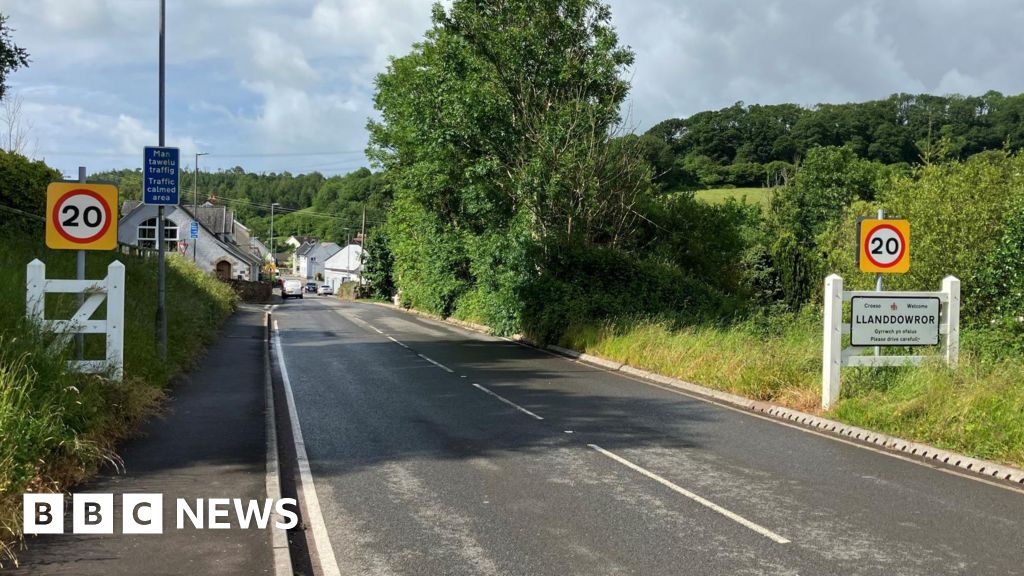 Carmarthenshire A477 crash leaves two dead and two in hospital - BBC News
