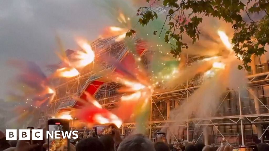 Fireworks as Centre Pompidou shuts for five-year renovation - BBC News