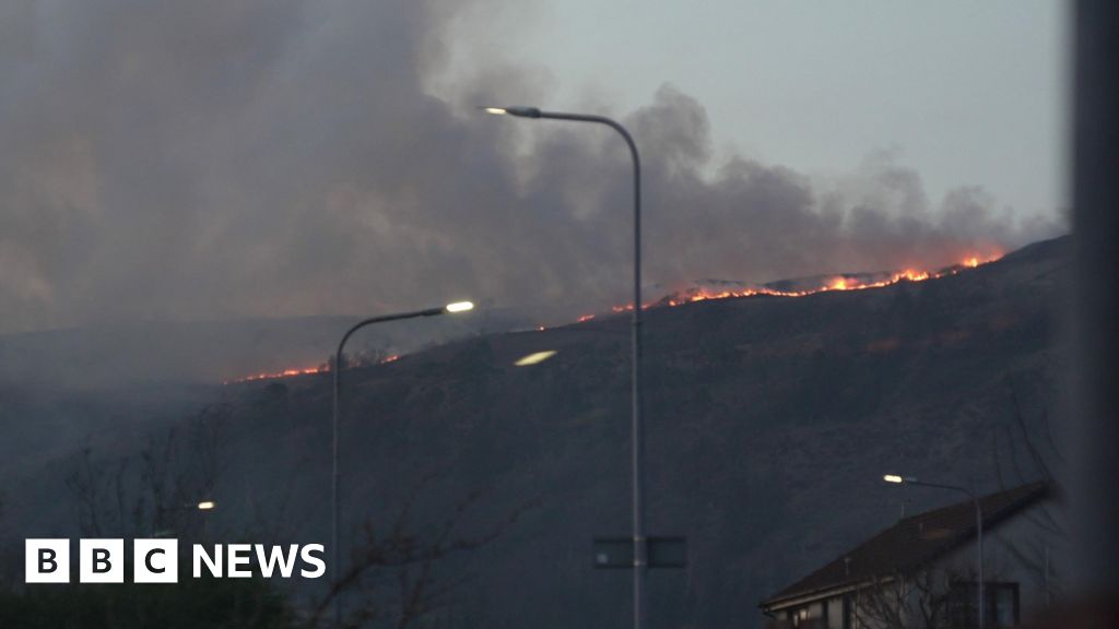 Firefighters tackle blaze in West Kilpatrick Hills during wildfire warning