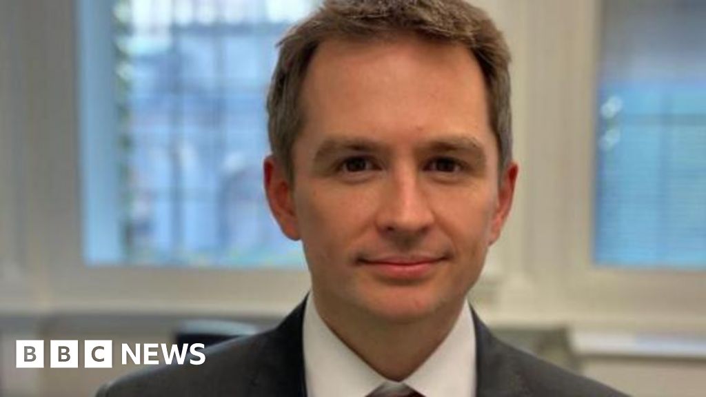 MP 'fighting hard' over Morley post office closure plan - BBC News