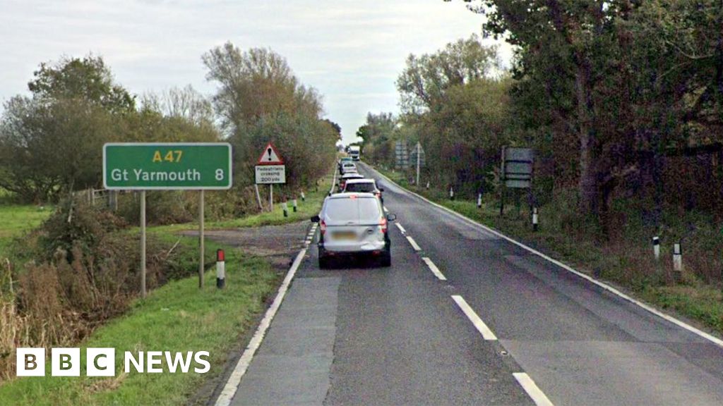 Man dies in crash with lorry on A47 Acle Straight