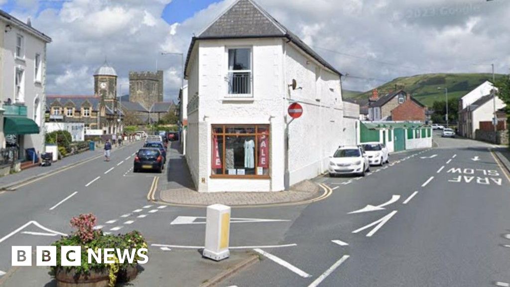 Tywyn: Plans to turn mortuary site into eco home - BBC News