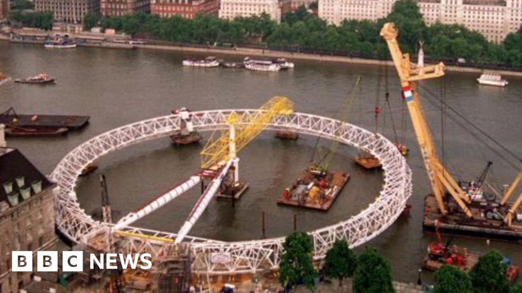 London Eye at 25: When the famous wheel was lifted into place - BBC News
