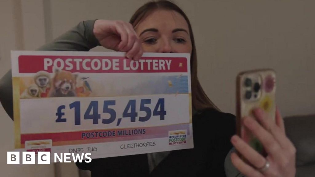 Cleethorpes residents celebrate £3.2m Postcode Lottery win - BBC News