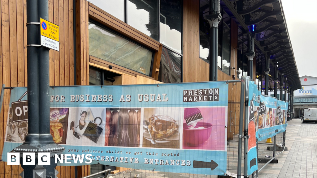 Preston traders angry at delay fixing market entrance - BBC News