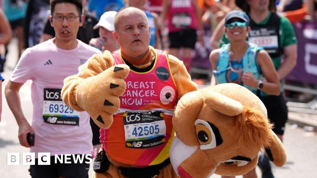 Weird and wacky costumes from this year's London Marathon - BBC News