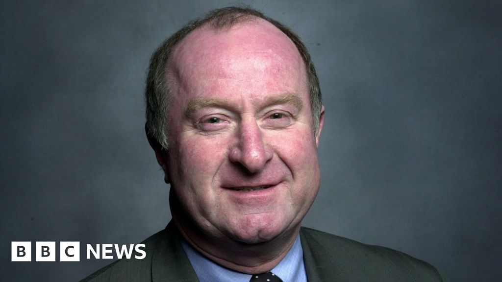Walsall Council appoints new leader - BBC News