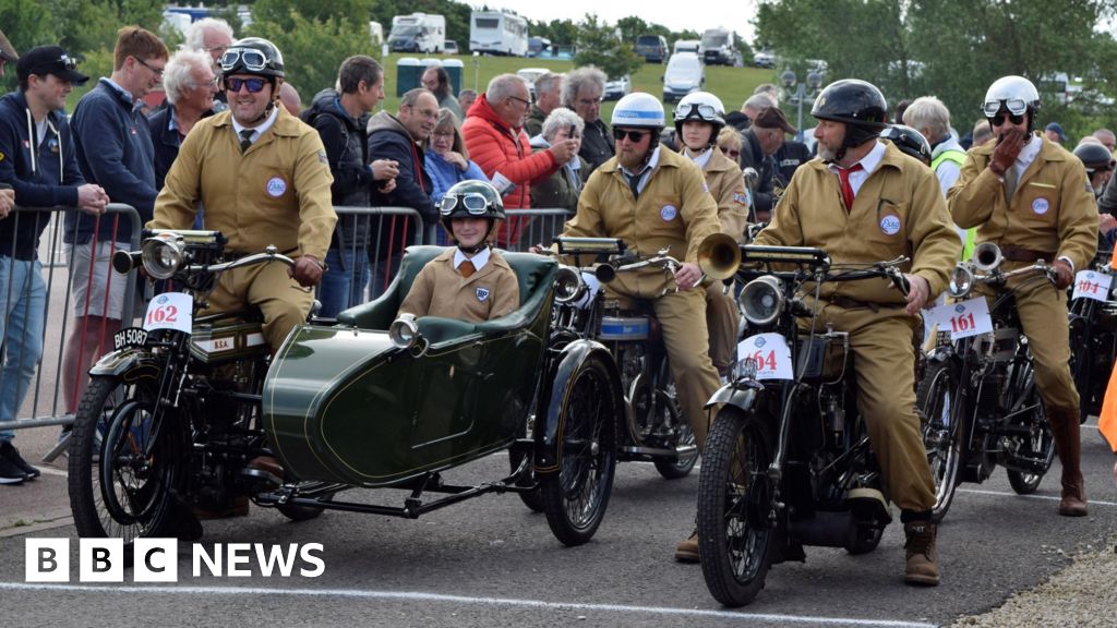 Vintage motorcycles take to Warwickshire roads in Banbury Run - BBC News