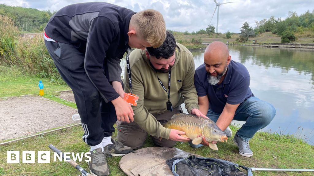 Newstead: 'Cultural exchange' project connects youth groups - BBC News