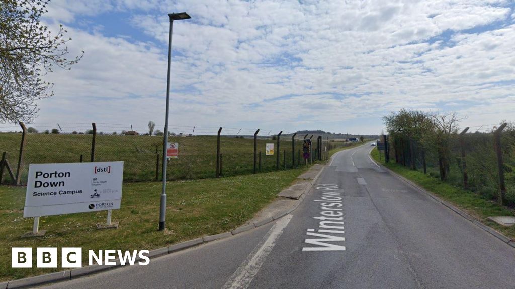 Porton Down: Wiltshire Ministry of Defence road closure starts - BBC News