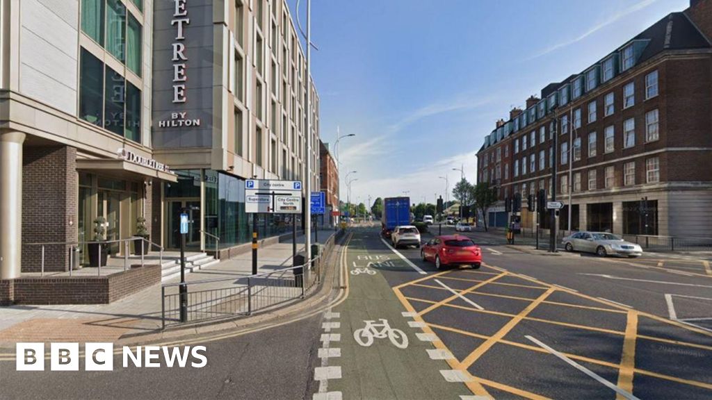 Changes to Ferensway bus lane in Hull after drivers' complaints - BBC News