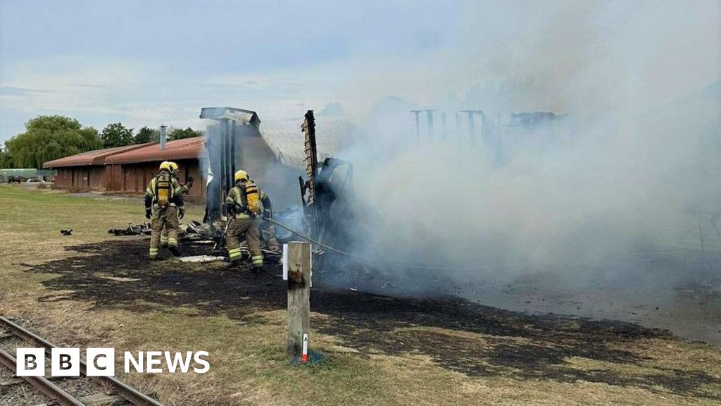 Fire at Billing Aquadrome caravans prompts investigation - BBC News