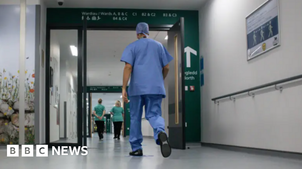 Corridor care in Welsh hospitals 'endemic', doctors say - BBC News