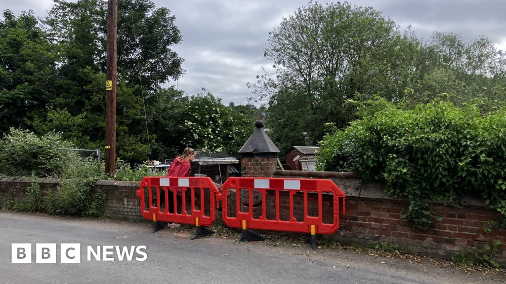 Large crack on bridge prompts collapse fears - BBC News