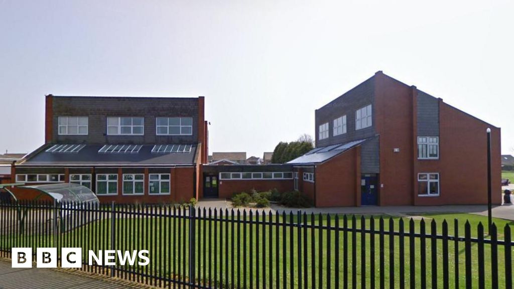 Pocket knife seized from pupil at Immingham primary school - BBC News