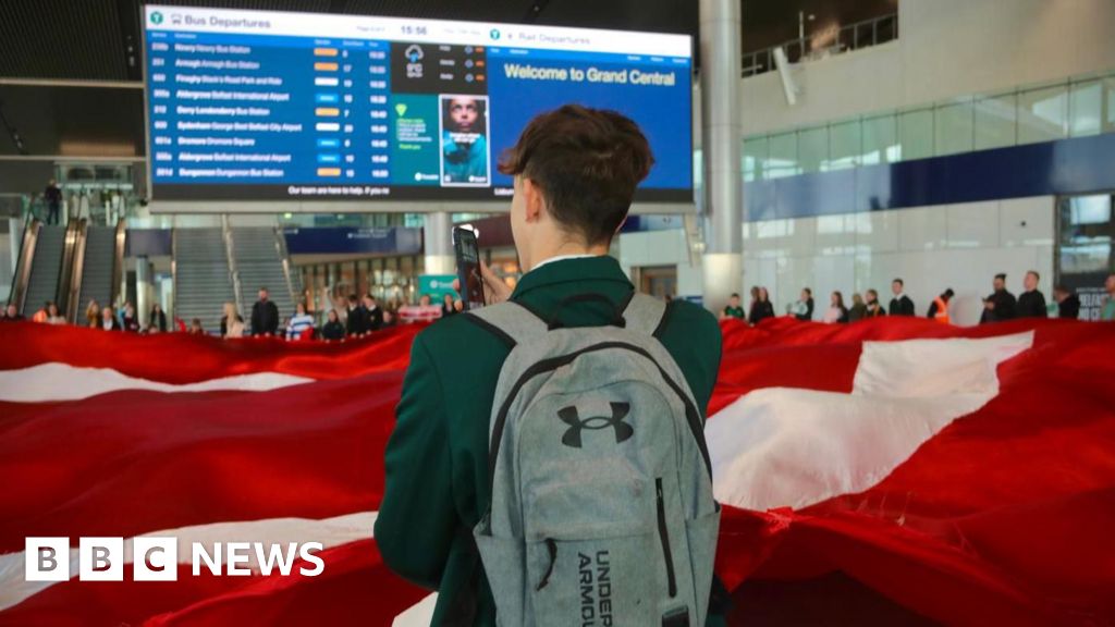 Irish Language: Protests over signs at Grand Central Station - BBC News