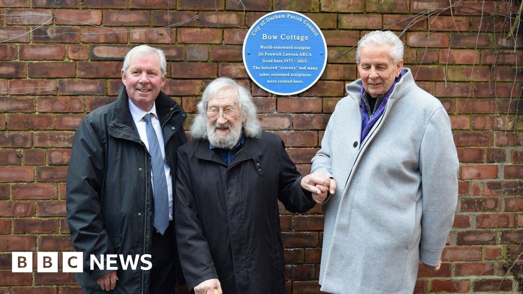 Durham-born sculptor honoured with blue plaque - BBC News