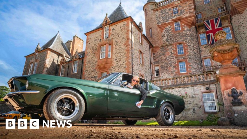 Classic Ford Mustangs roar into Thirlestane Castle's ground - BBC News