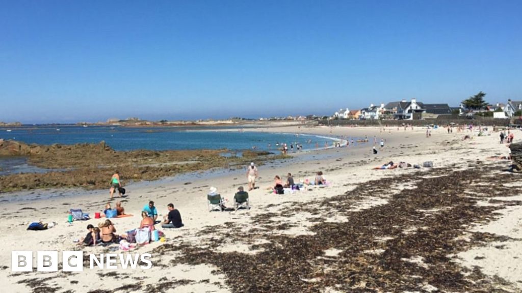 Guernsey beach code is promoted ahead of summer - BBC News