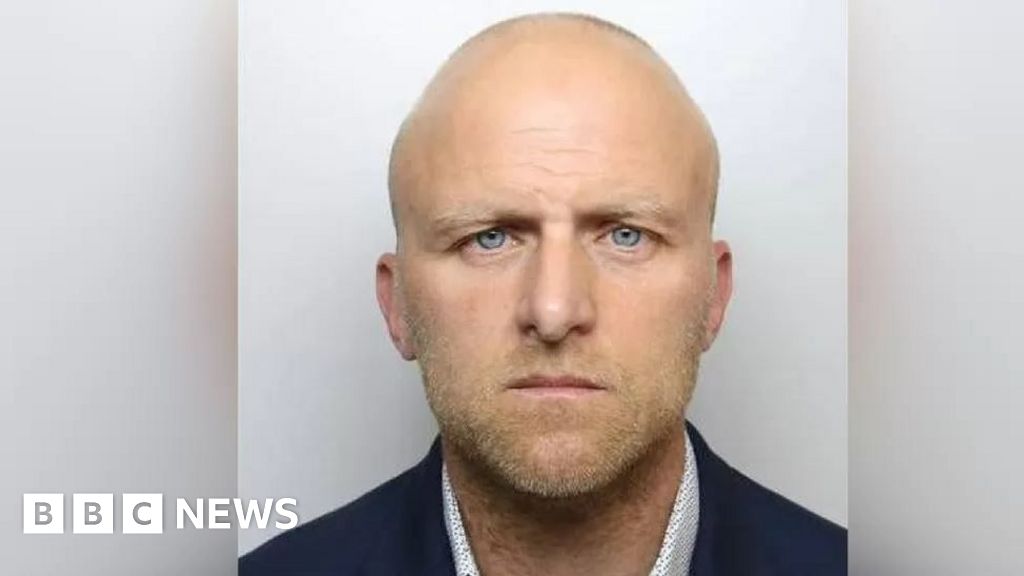 Wakefield teacher caught with 11,500 indecent images sentenced - BBC News