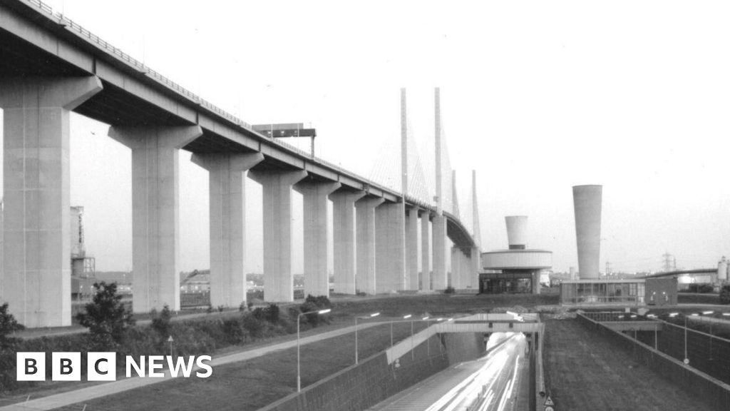 Dartford Crossing: Photos released to mark 60 year anniversary - BBC News