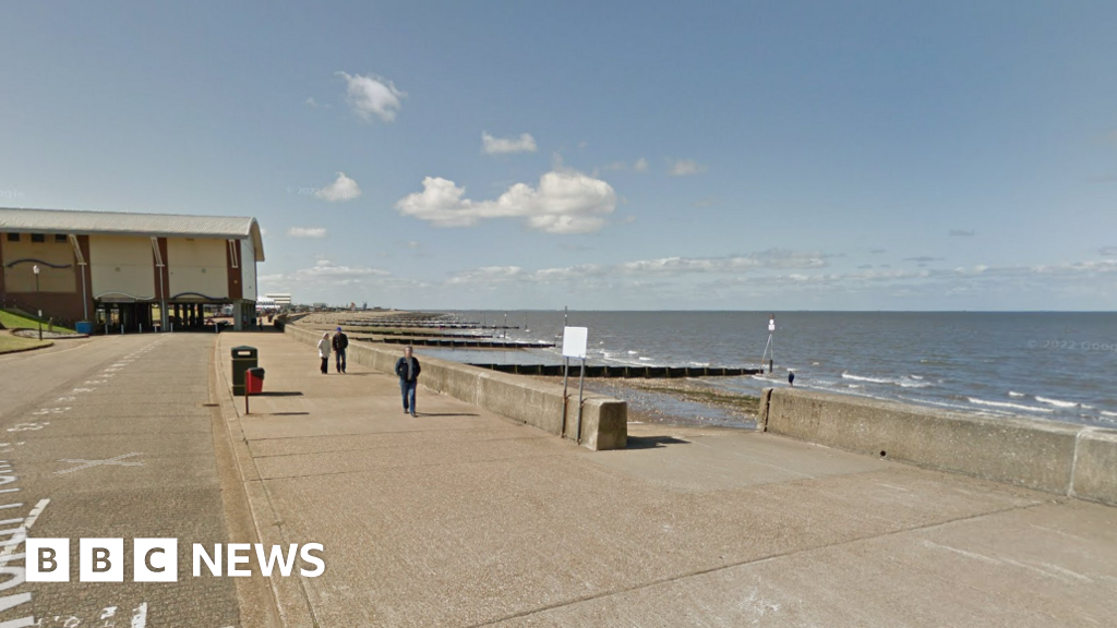 Hunstanton beach body discovery 'not suspicious' say police - BBC News