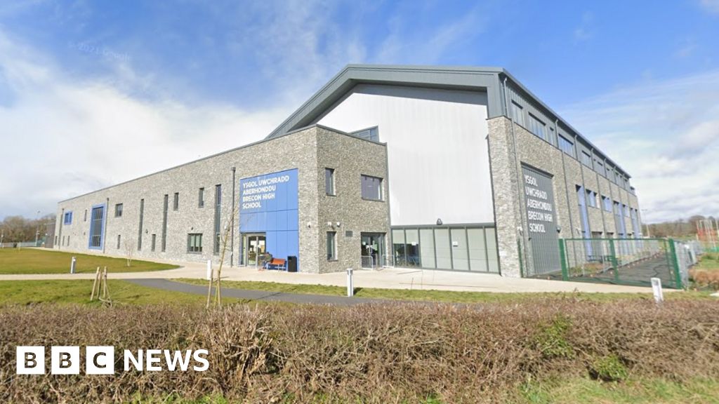 Powys: More experts to help Brecon and Gwernyfed schools - BBC News