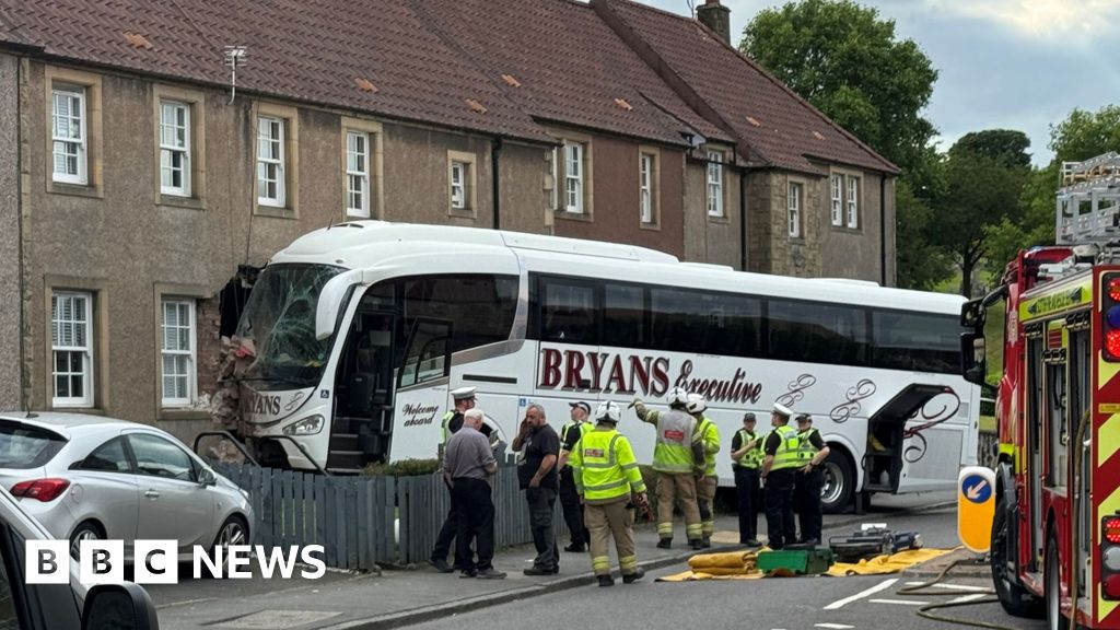 Coach smashes into row of terraced houses in Airth - BBC News