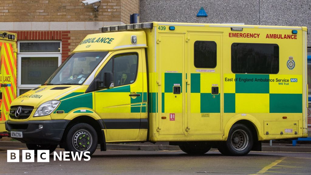 Man drove 170 miles to Ipswich after '12-hour ambulance wait' - BBC News