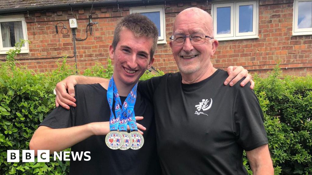 Boy, 15, beats black belts to win Taekwondo gold - BBC News