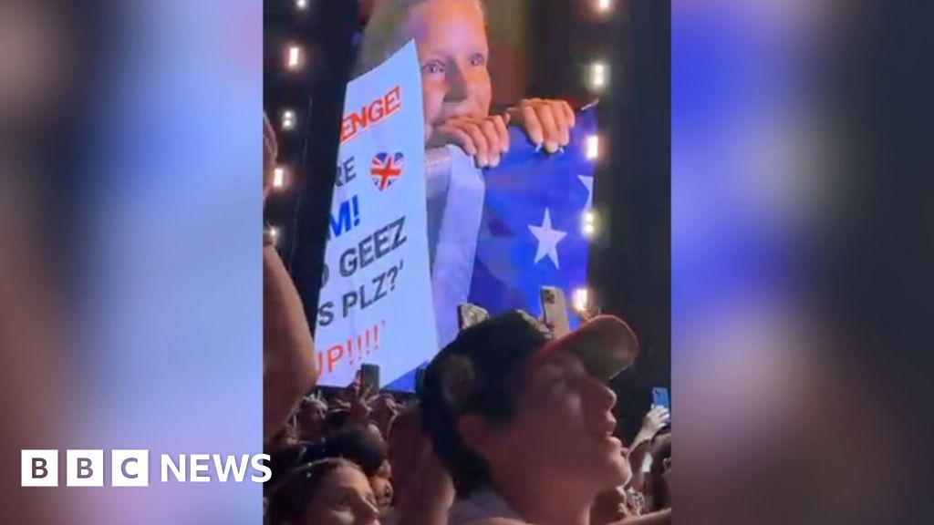 Justin Timberlake speaks to nine-year-old fan at Essex gig - BBC News