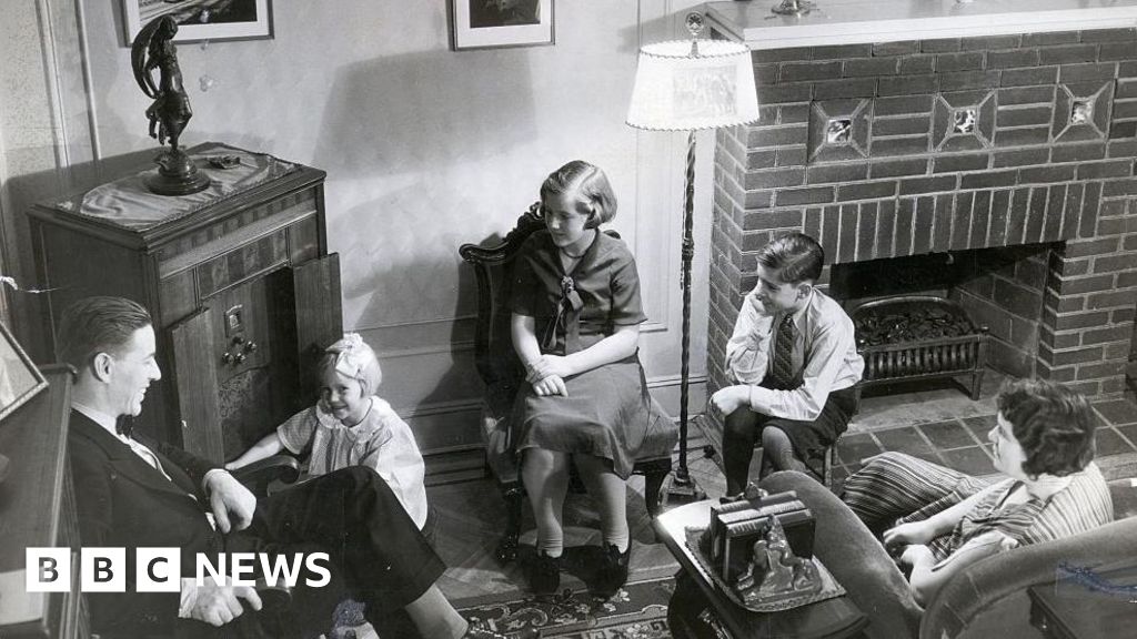Barton Hill diaries shed light on 1930s attitudes to radio - BBC News