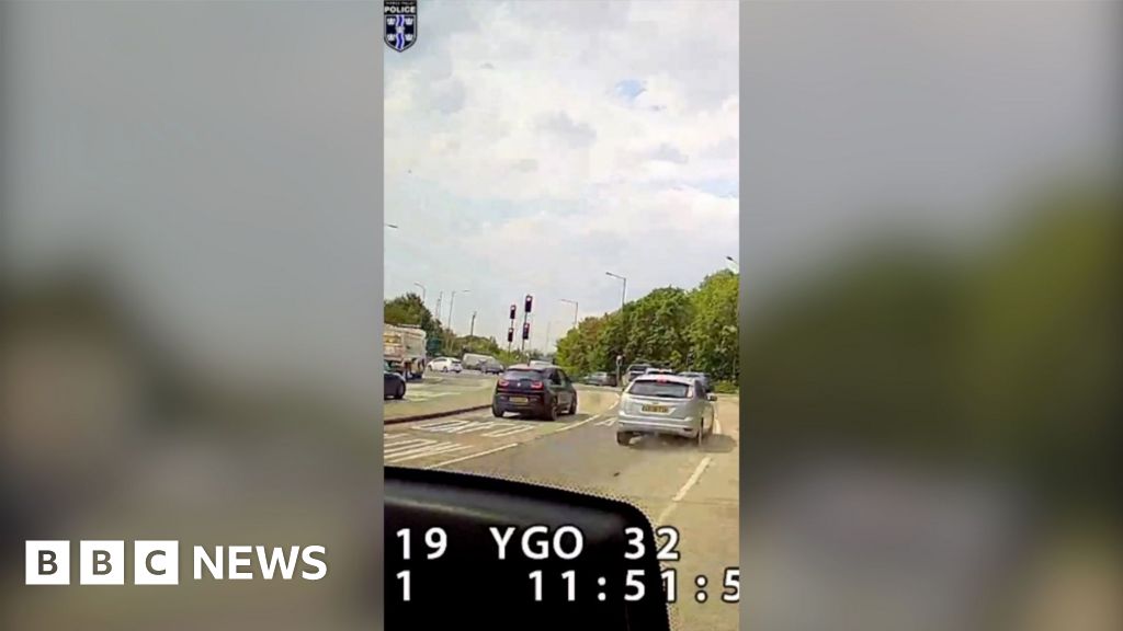 Dashcam footage shows high-speed roundabout crash - BBC News